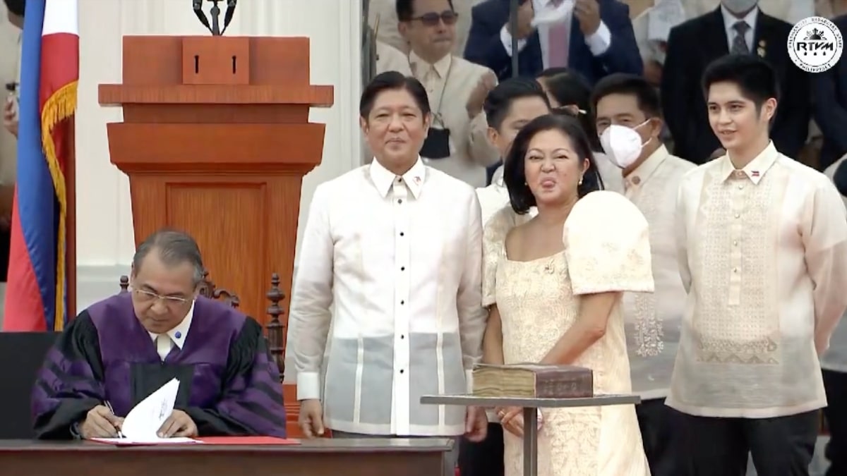 The Story Behind That Viral Photo of Liza Araneta-Marcos